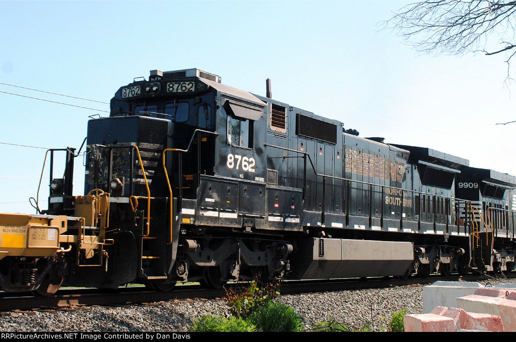 NS C40-8 8762 trails on 24K